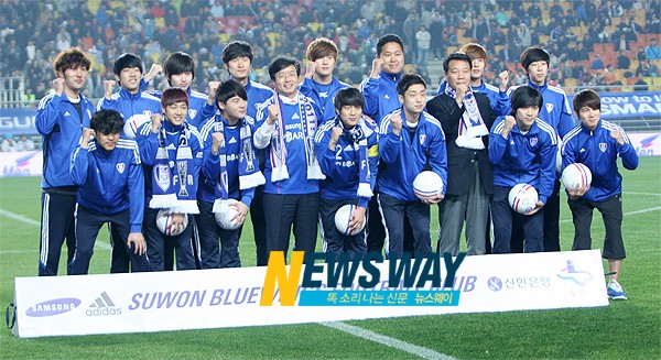JYJ 김준수가 이끄는 'FC MEN', 수원삼성 블루윙즈 입단식 가져 - 뉴스웨이